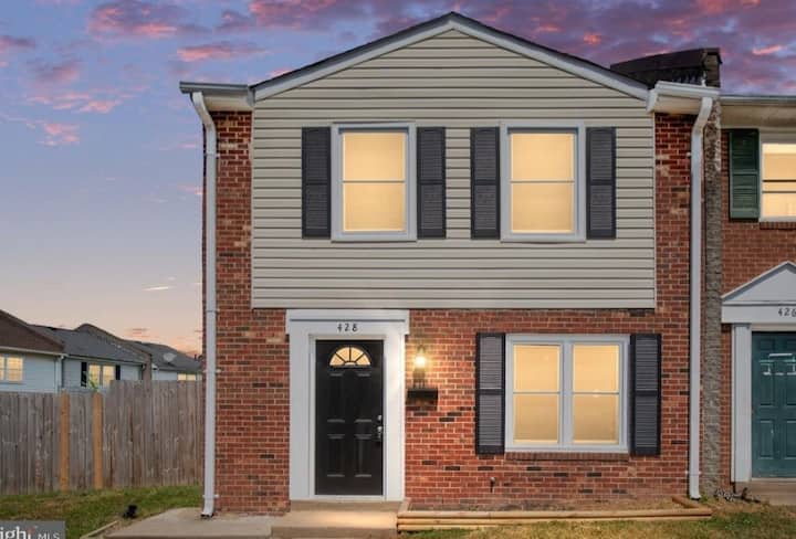 Cozy Fredericksburg Townhouse - Fredericksburg, VA