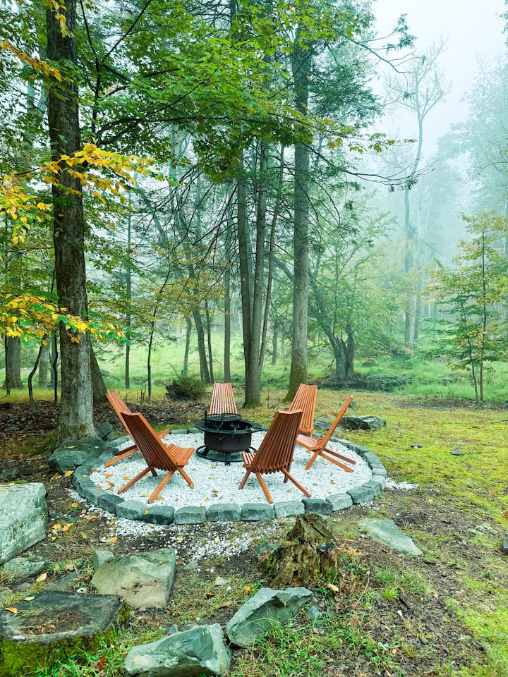 Peaceful Streamside Chalet | Fire Pit | King Bed - Tannersville, PA