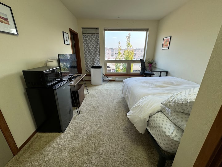 Top-floor Room W/ Private Bathroom In Mercer - Mercer Island, WA
