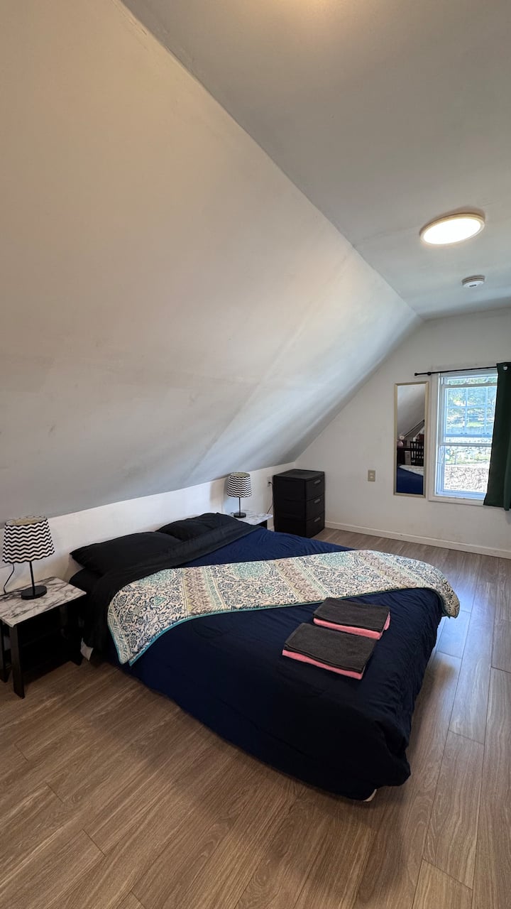 Cozy Loft Studio, 3rd Floor, Central Ac - Malden, MA
