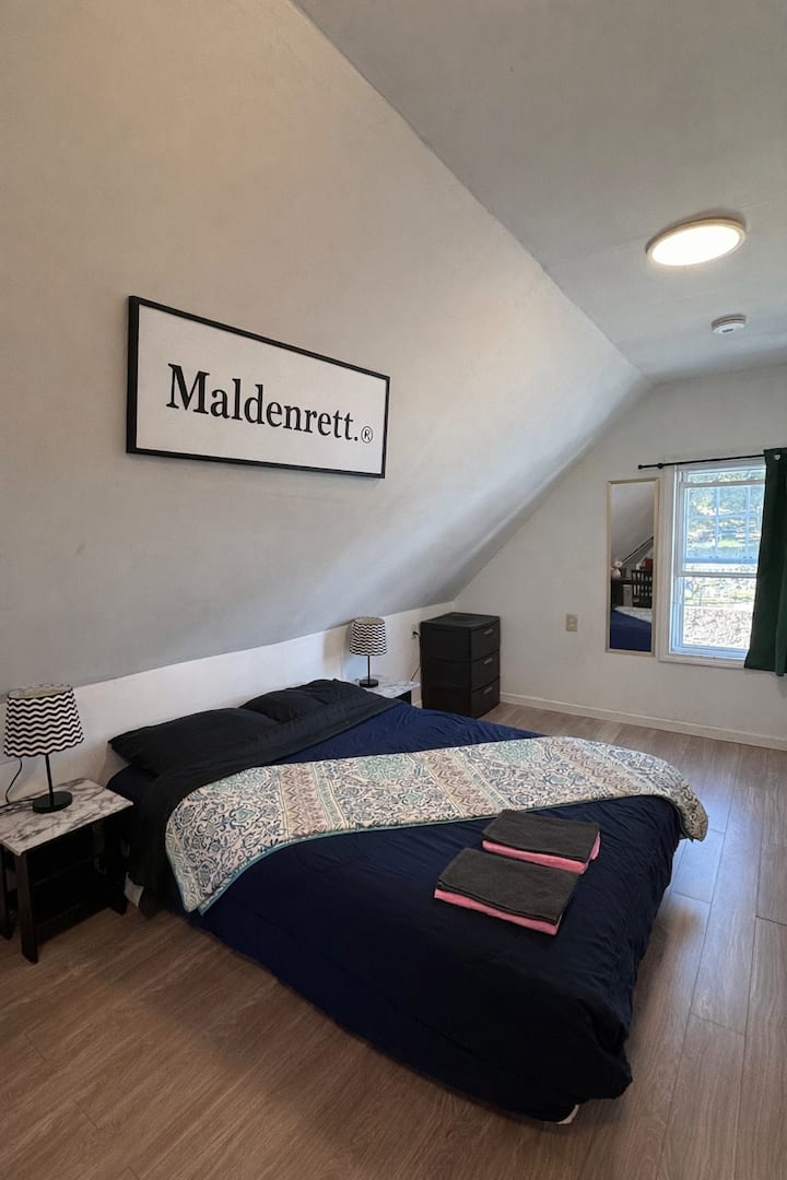 Cozy Loft Studio, 3rd Floor, Central Ac - Malden, MA