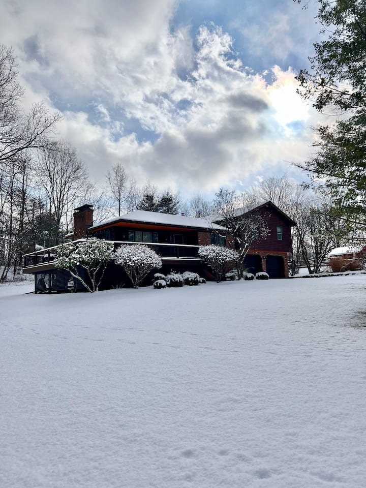 Serene & Cozy Escape W/ Fireplace, Skiing Nearby - Lake Taghkanic State Park, Ancram