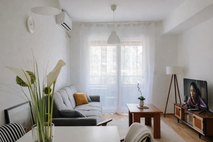 Stylish Brand New 1 Bedroom Apartment & Work Desk - Kuzey Makedonya