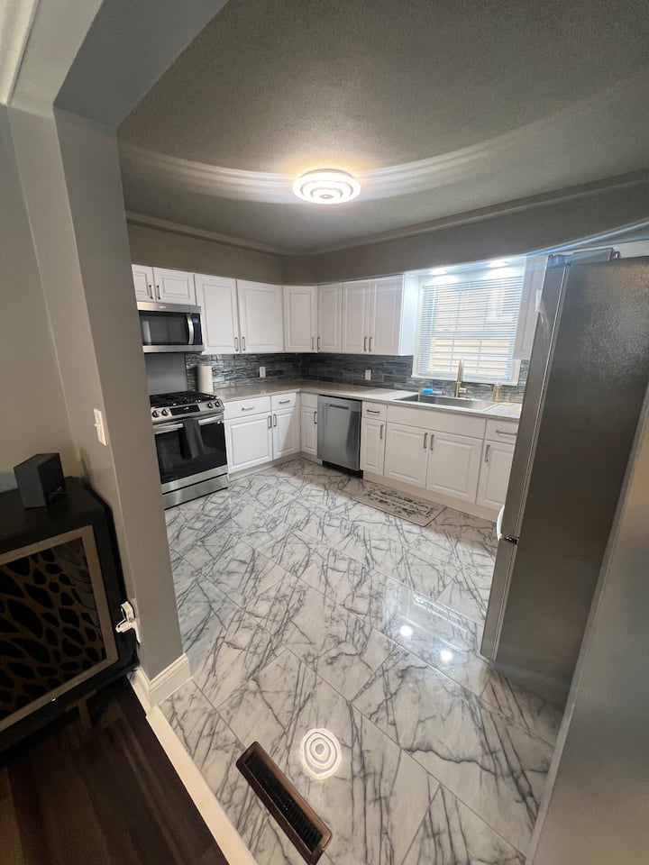 Luxury Living. Newly Renovated. - Sandusky, OH