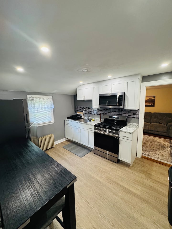 2 Bed Rm Apartment 5min Away From Lake Compounce - 布里斯托爾
