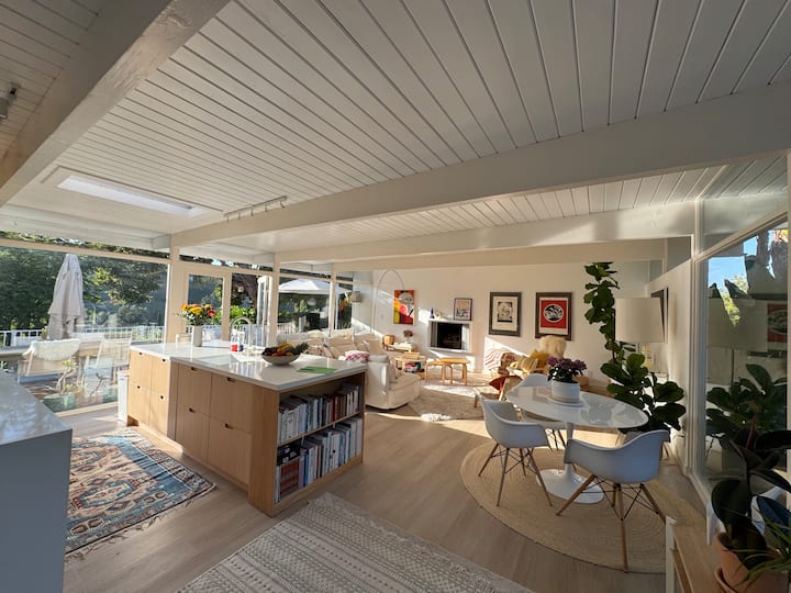 Timeless Glamour: 1940s Hollywood Hills Hideaway - West Hollywood, CA