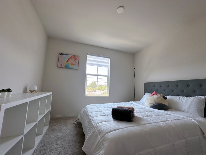 Cozy Room A - Pomona, CA