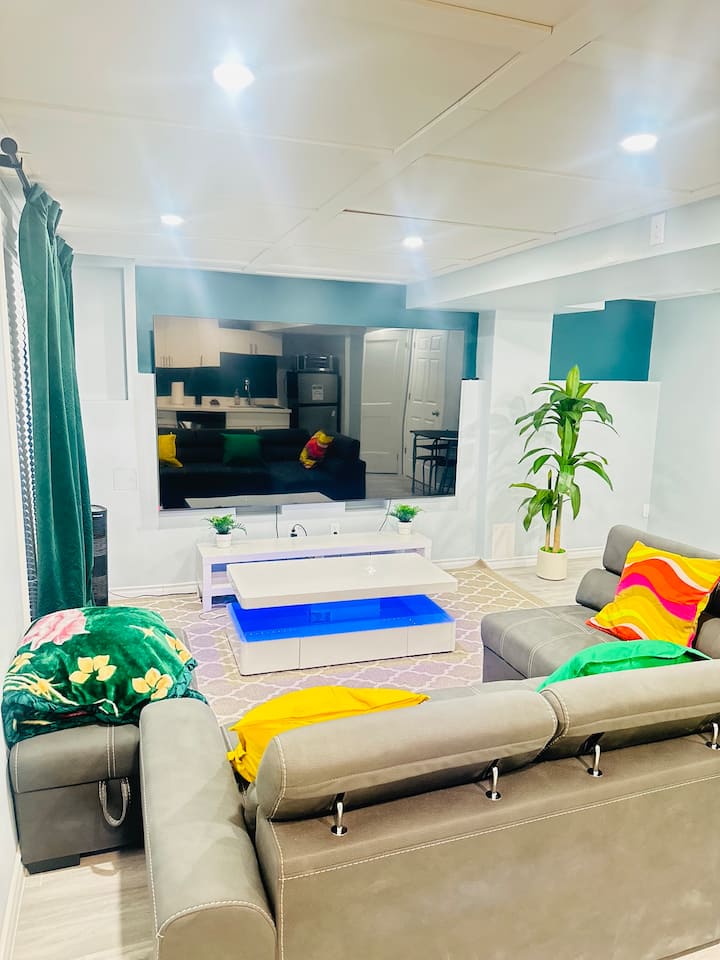 Modern Cozy Suite With 100” Tv. Private & Clean” - Oshawa