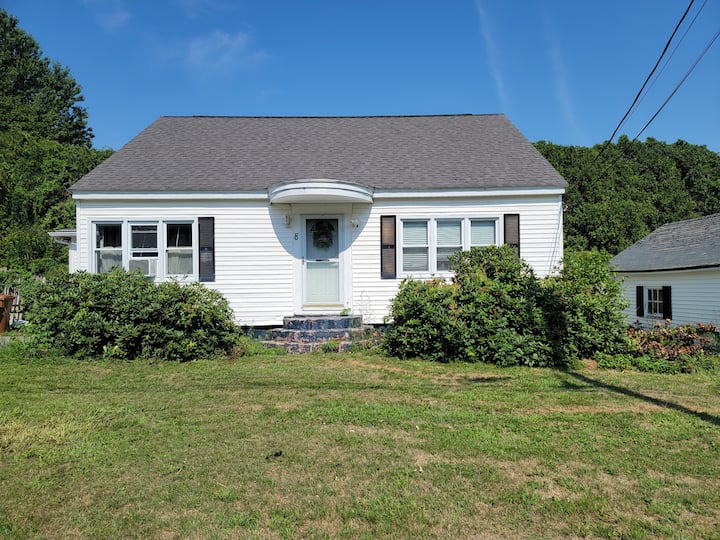 Entire Home, Convenient Location - Saco, Me - Saco, ME