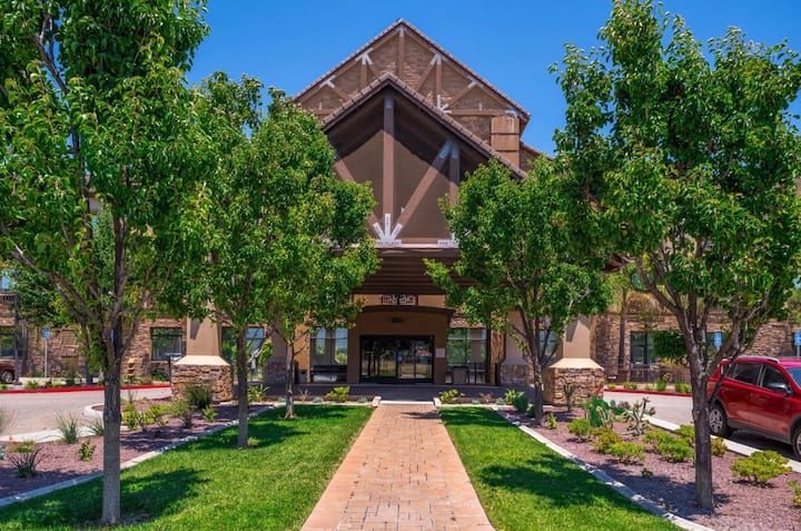 2 Queen Suite W/ Complimentary Breakfast & Parking - Temecula, CA
