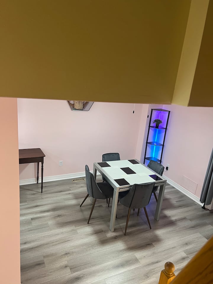 Luxury Large Bedroom With Shared Washroom - Oakville