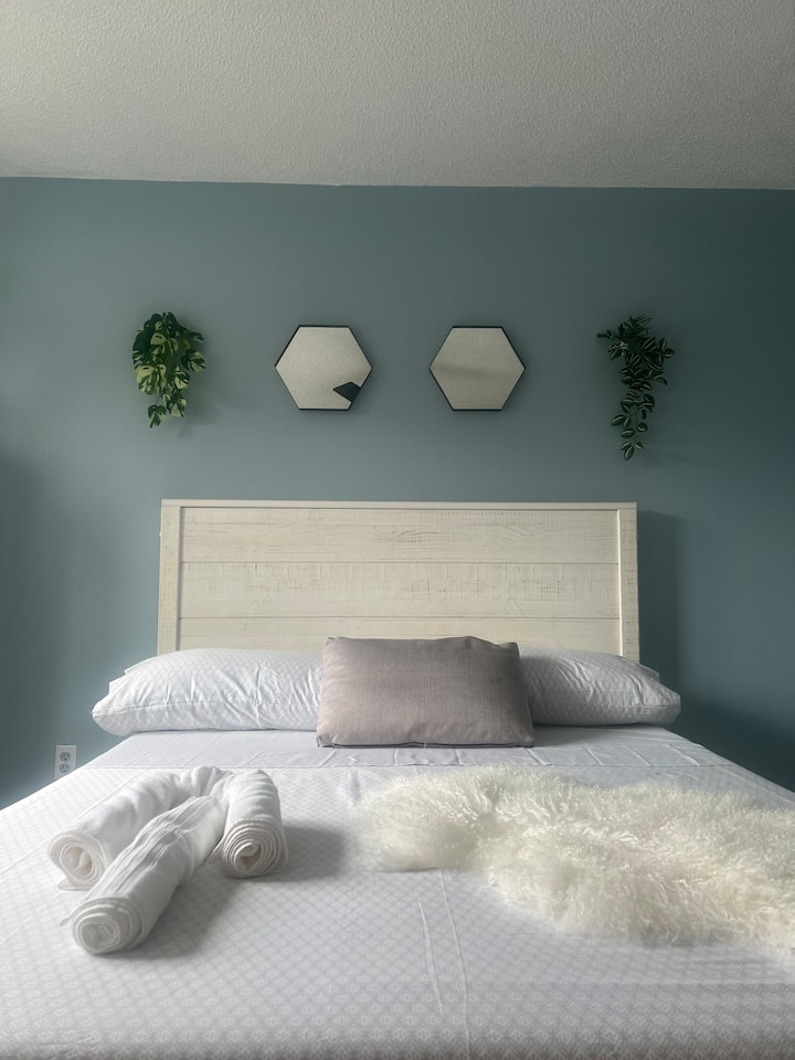 Spacious/stylish Family Retreat Private Entrance - Oakville