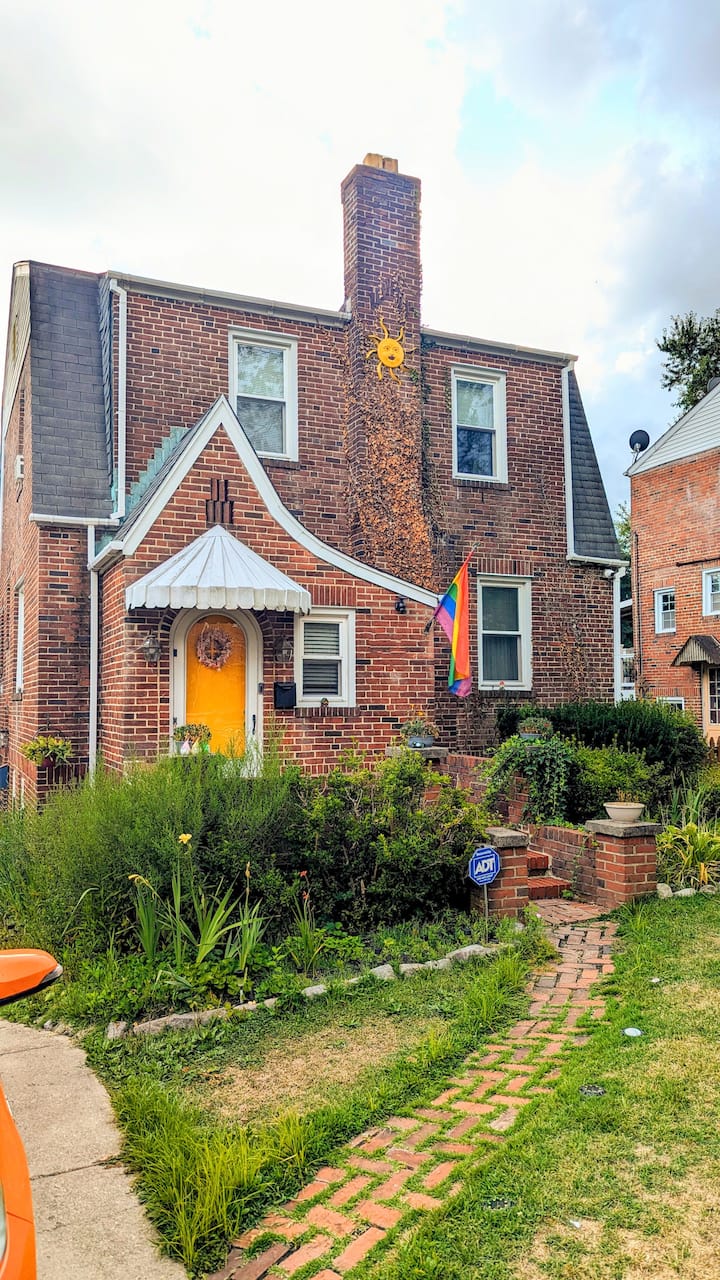 Cozy And Very Bright Furnished Basement - Baltimore, MD