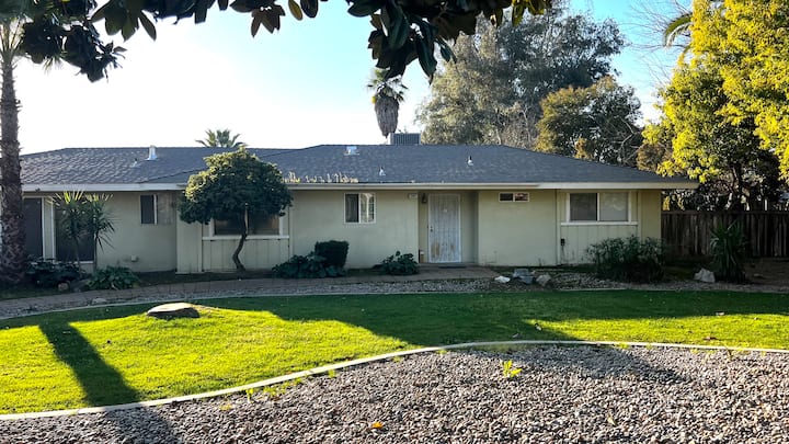 4 Bdrm, 2 Bthrm, Quite Neighbors. Easy To 99 - Fresno, CA