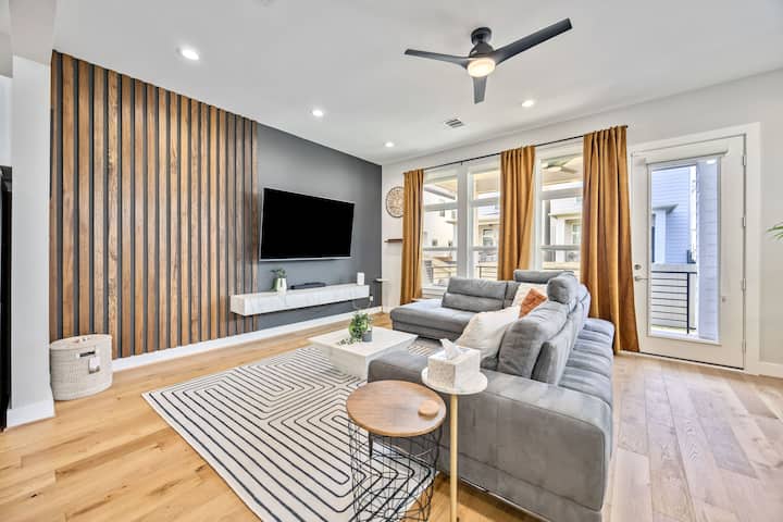 Houston In Style | 3 Bedroom Townhome - Houston, TX