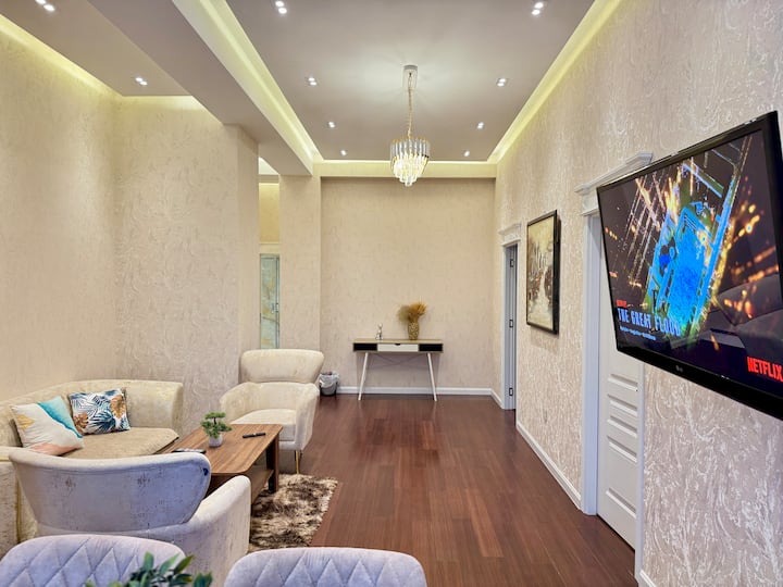 Central Baku•2‑bedroom Apt•balcony•elevator•65″ Tv - Baku