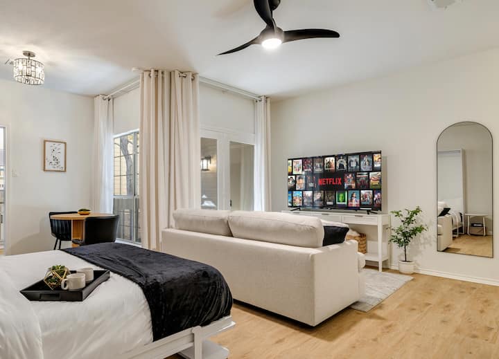 *Lux Studio *Near Addison *65in Tv - Dallas, TX