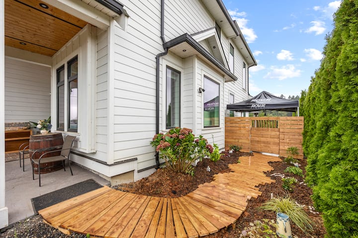 Farm And Rv Cozy Suite | Garden View | Sleep 6 - Surrey, BC