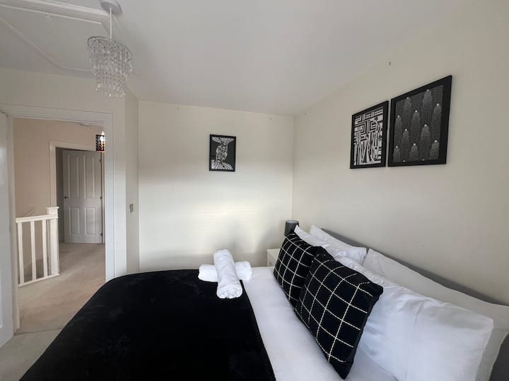 Full 3-bedroom House For Family & Contractors - Birmingham