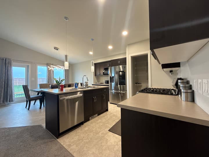 Cozy & Modern -2 Bedroom Retreat - Winnipeg