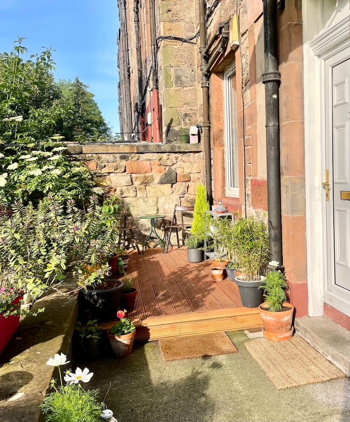Chic 1br Flat W/ Deck – Near Leith Walk - Edinburgh, UK
