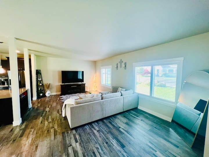 Charming Room By Central Tacoma - Tacoma, WA