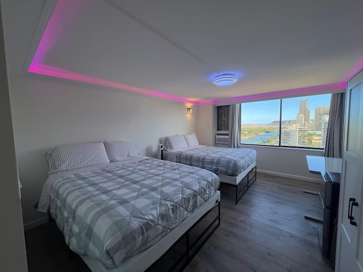 Newly Renovated Sunrise View 14th Floor Waikīkī - Honolulu, HI