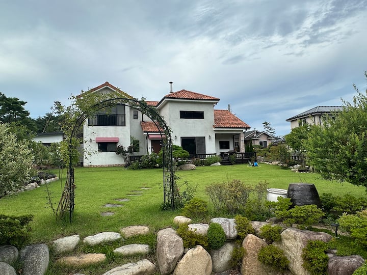 오엔 프리미엄
게스트의 편안한 휴식을
위한 독채주택 공간
(주문진해수욕장,향호리 저주지) - Yangyang