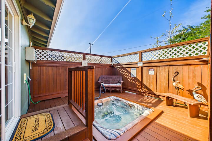 Studio With King Bed And Private Hot Tub. - Eureka, CA