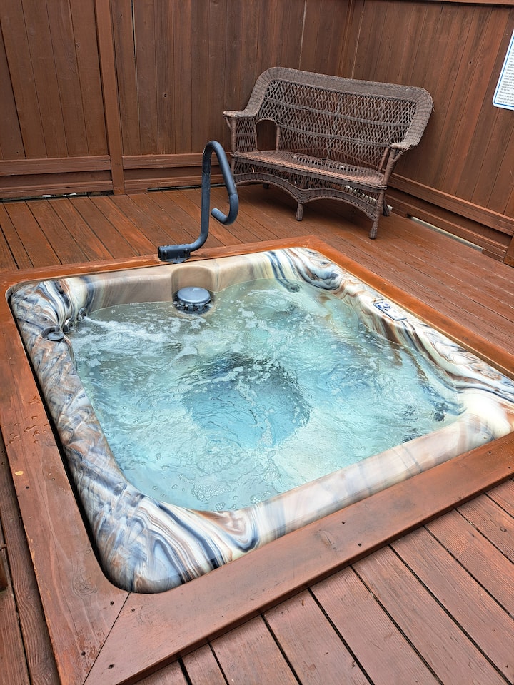 Studio With King Bed And Private Hot Tub. - ユリーカ, CA