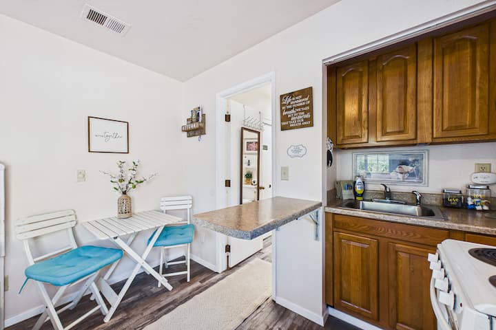 Private Studio King Bed With Private Hot Tub - Eureka, CA