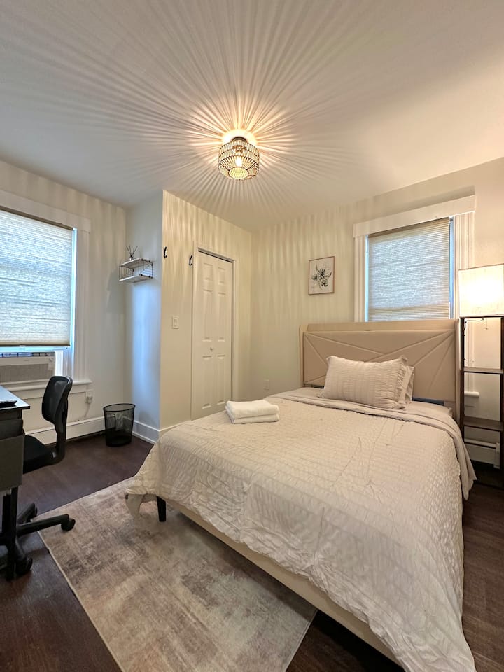 Room By Yale Bowl, Universities & Hospital (6) - Connecticut