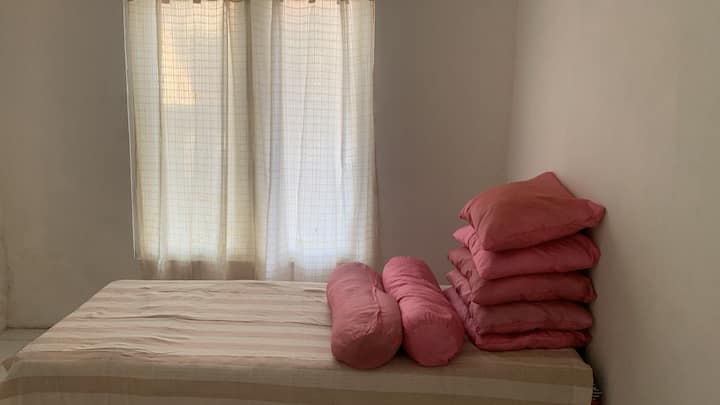 House For Low Budget Travelers - Singaraja