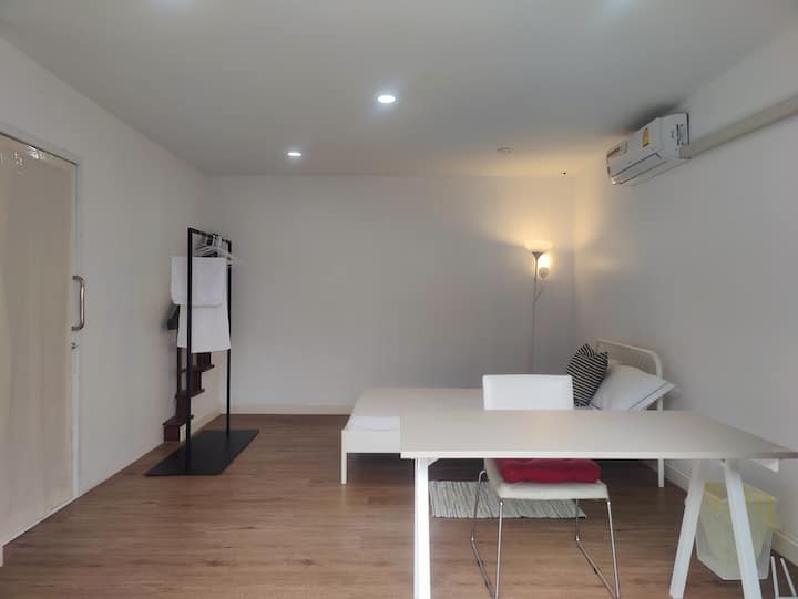 素坤逸中心别墅内整面落地推拉窗门的阳光露台房间 - Bangkok