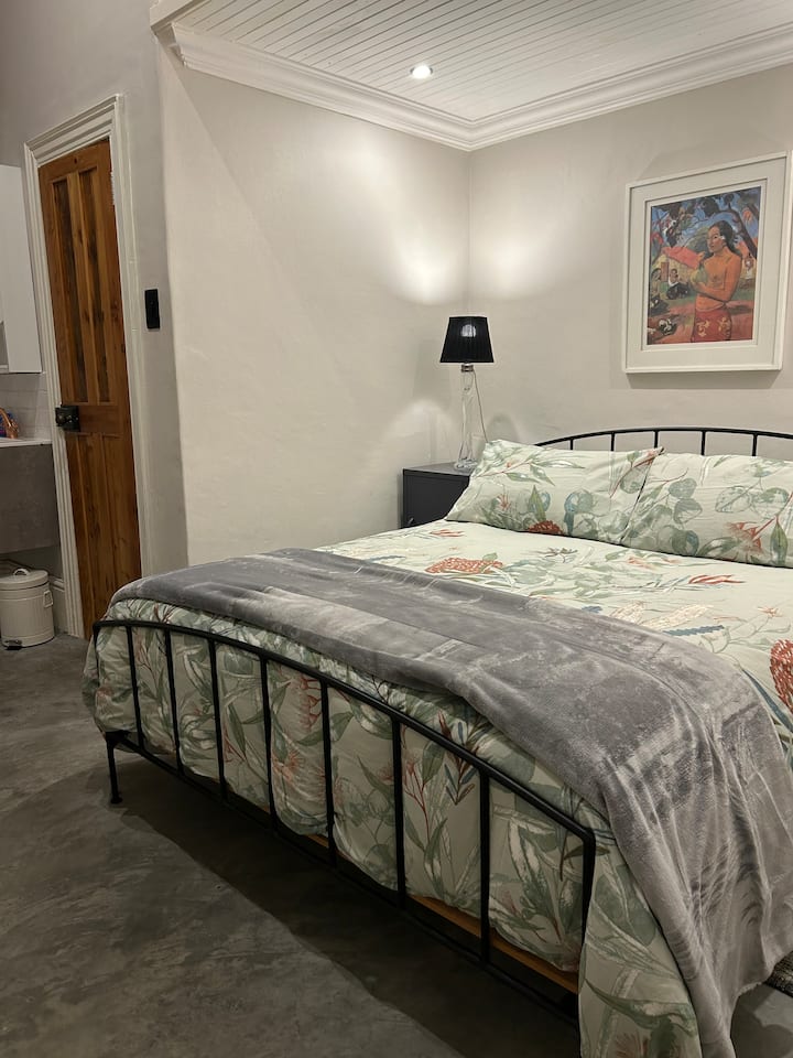 Fully Equipped One Bedroom Woodstock Apartment - Le Cap