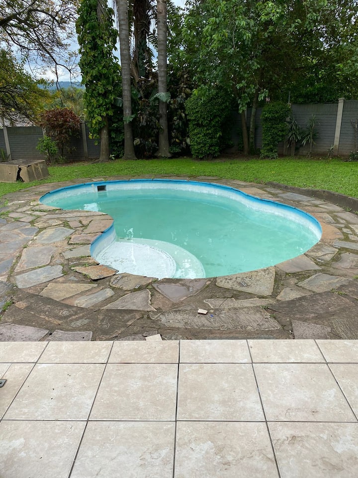 Spacious Poolside Paradise - Pinetown