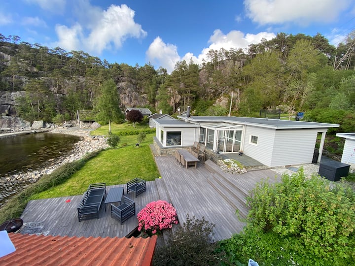 Moderne Hytte I Sjøkanten! -