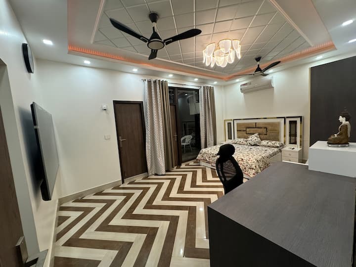 Fully Serviced, Cook, Peaceful 4bhk In Prime Delhi - Delhi