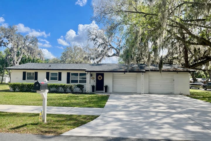 Charming Zephyrhills Home! - Zephyrhills, FL