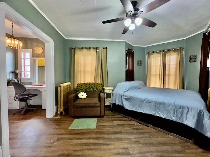 King Bed, 1 Mile From State Fair - Saint Paul, MN