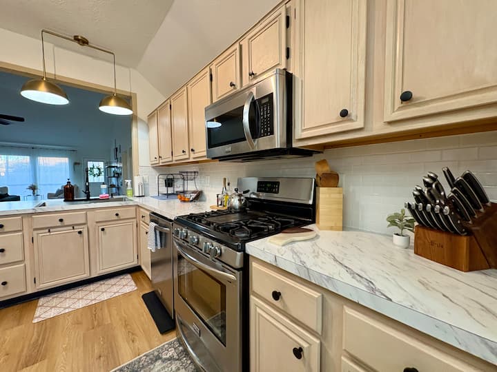 Clean & Cozy League City Haven You Can Call Home! - League City, TX