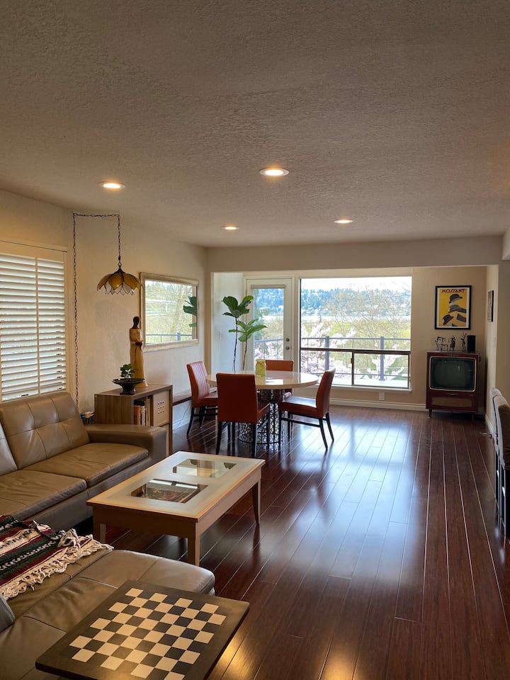 Bright & Stylish Studio With Scenic Outlook - Bellevue