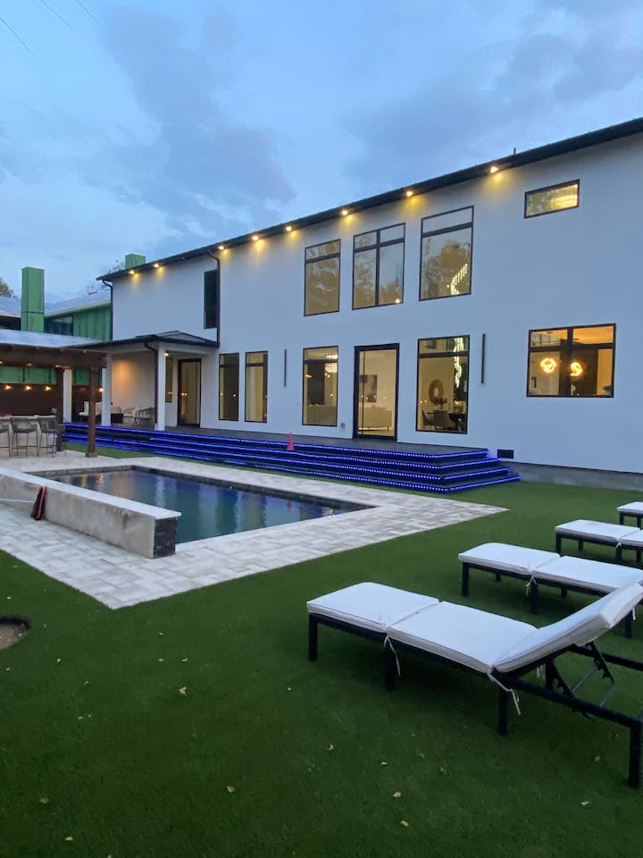 Stunning Dallas Mansion - Luxurious, Spacious, New - Dalat