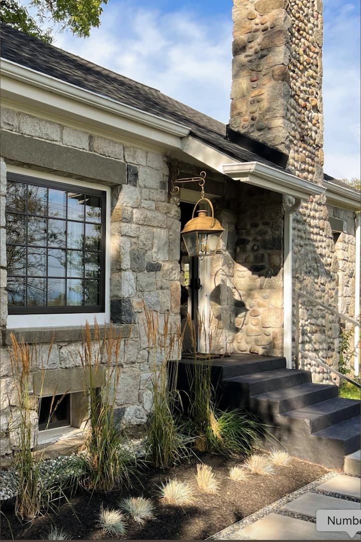 Cobblestone Cottage • W/ Firepit & Pastoral Views - Ferndale, WA