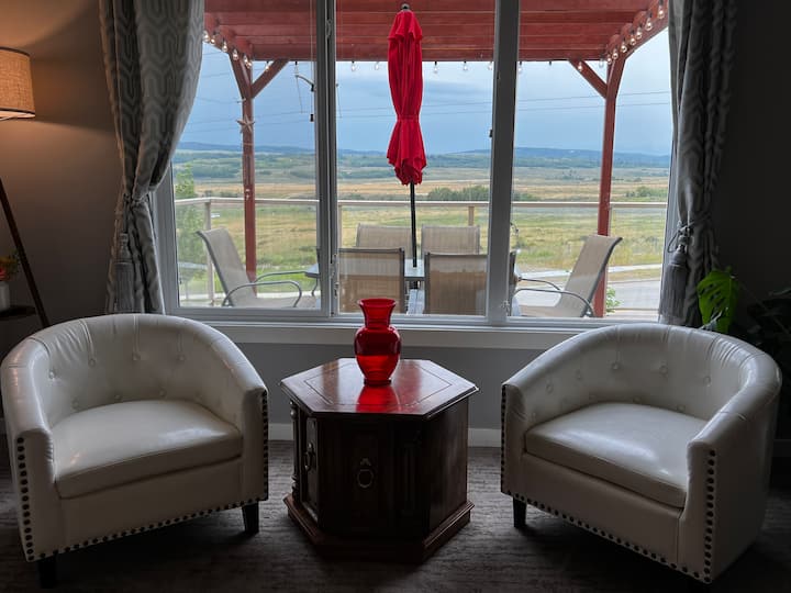 Cochrane's Hidden Gem With Absolute Mountain Views - Cochrane