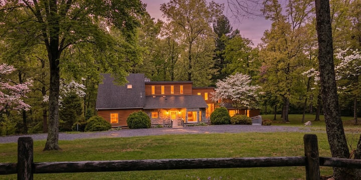 Private Retreat For 13 - Hot Tub, Sauna & More - West Virginia