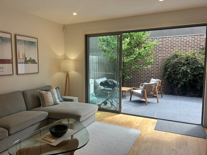 Contemporary Cheltenham Living - Mordialloc