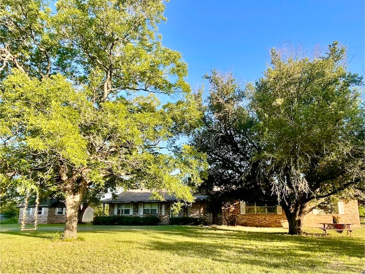Charming 4 Bedroom Farmhouse At Pecanway Farm - Bridgeport, TX