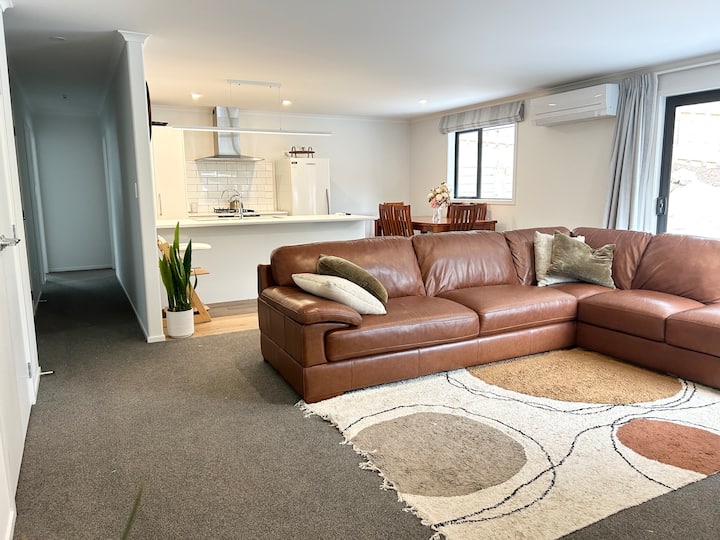 New Build In Maunu - Walk To Hospital- Sleeps 8 - Northland