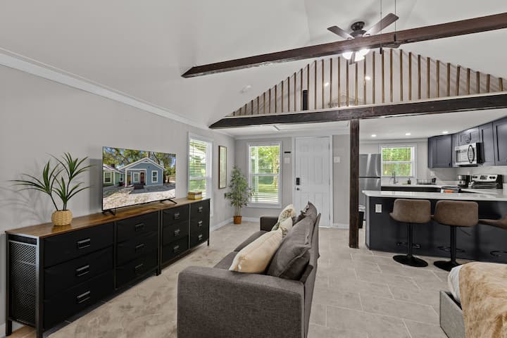 Modern Studio Nook, Bed & Breakfast District! - Gainesville, FL